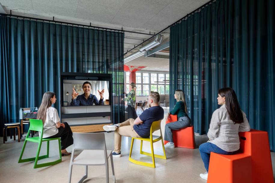 Samsung stellt Dancing Wall «Mobile Collaboration» von Vitra vor ...