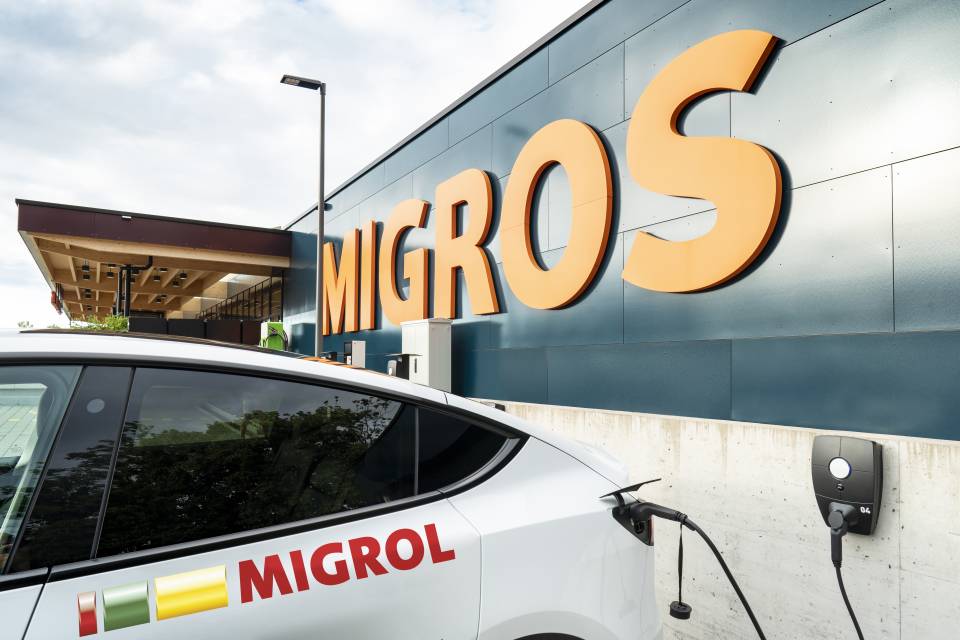 In der ganzen Schweiz baut Migrol über 2000 E-Ladestationen an Migros ...